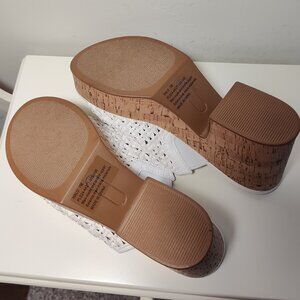 Wonderly | Shoes | Wonderly Halo White Slipon Sandals Excellent To Like ...